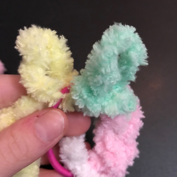Loop Yarn Scrunchies - Workshops Essayer