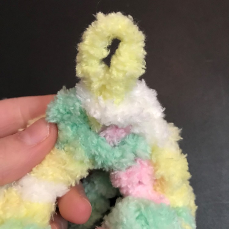 Loop Yarn Scrunchies - Workshops Essayer